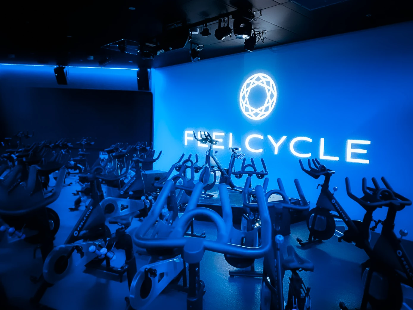 京都河原町店｜暗闇フィットネス FEELCYCLE｜京都河原町駅、祇園四条駅